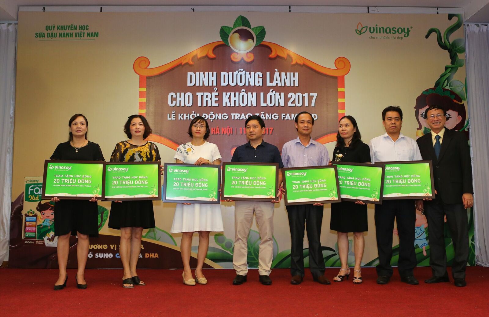 Vinasoy trao tặng 1,3 triệu suất sữa Fami Kid cho học sinh tiểu học ...