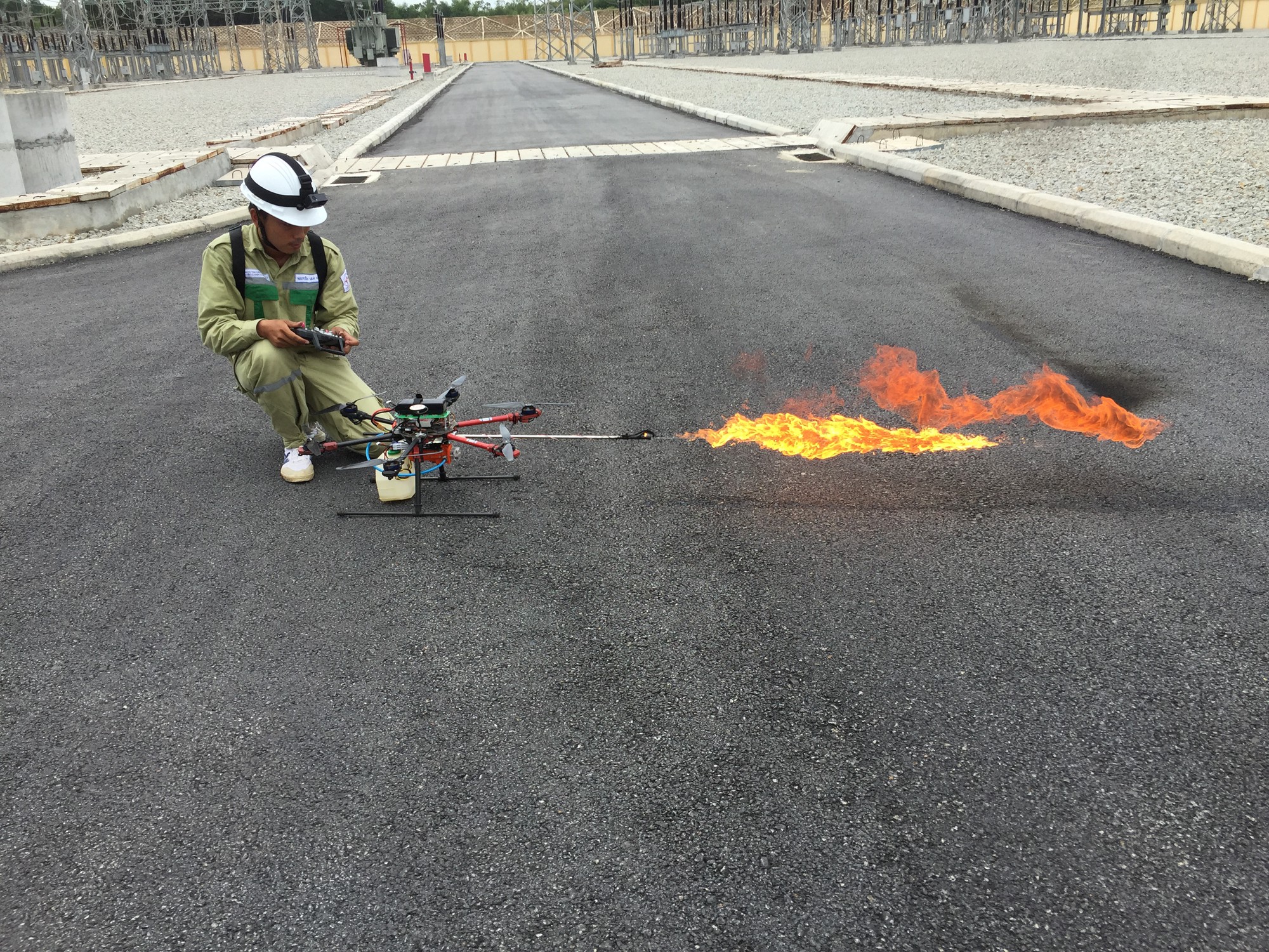 Xem 'Rồng lửa 2' của ngành điện 'khạc lửa' đốt vật thể lạ trên đường ...