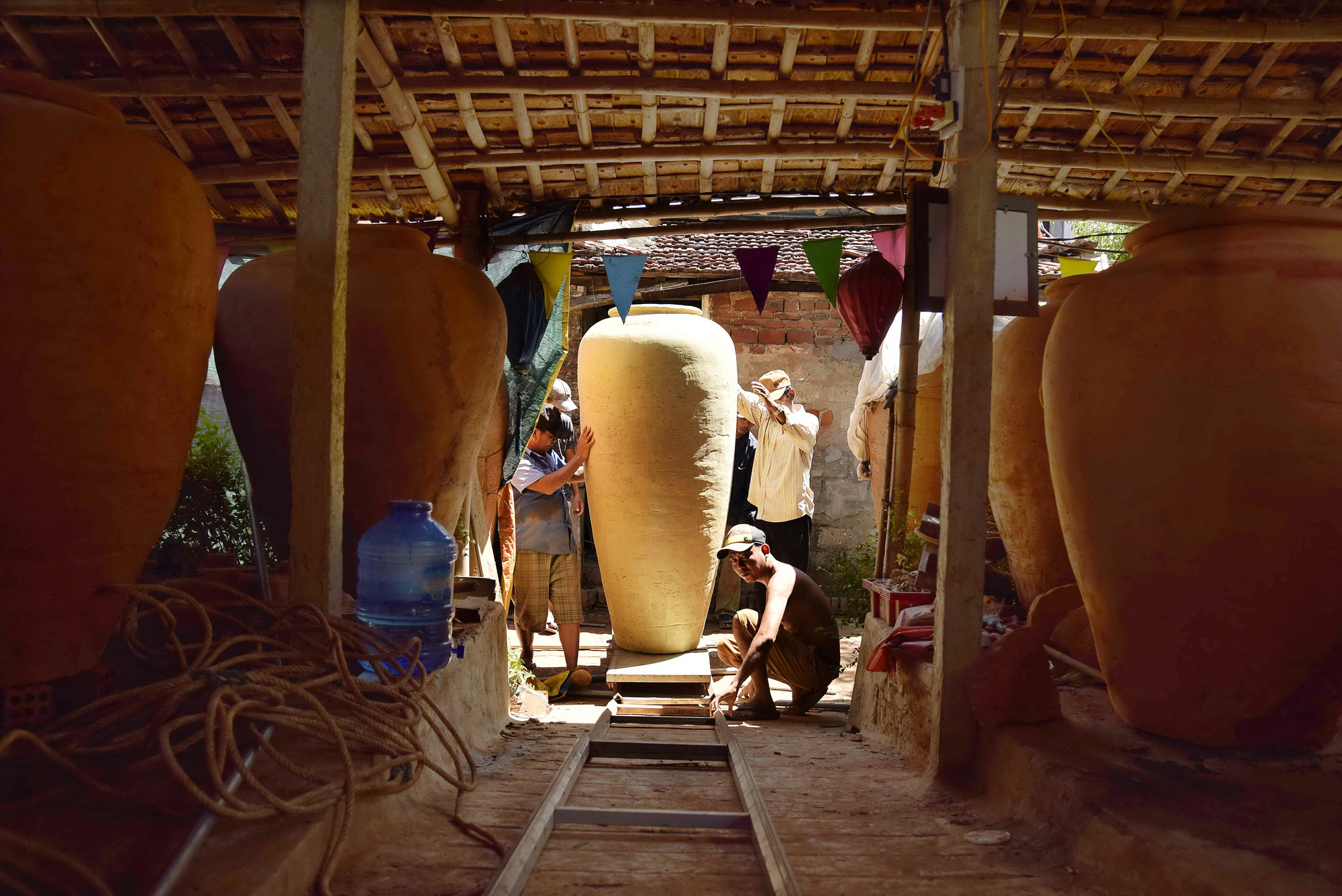 Làm bình khổng lồ ở làng gốm 500 tuổi - Tuổi Trẻ Online