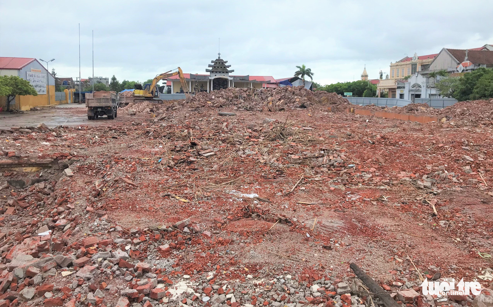 Video những hình ảnh 2 tháp chuông nhà thờ Bùi Chu khi sụp đổ - Tuổi ...