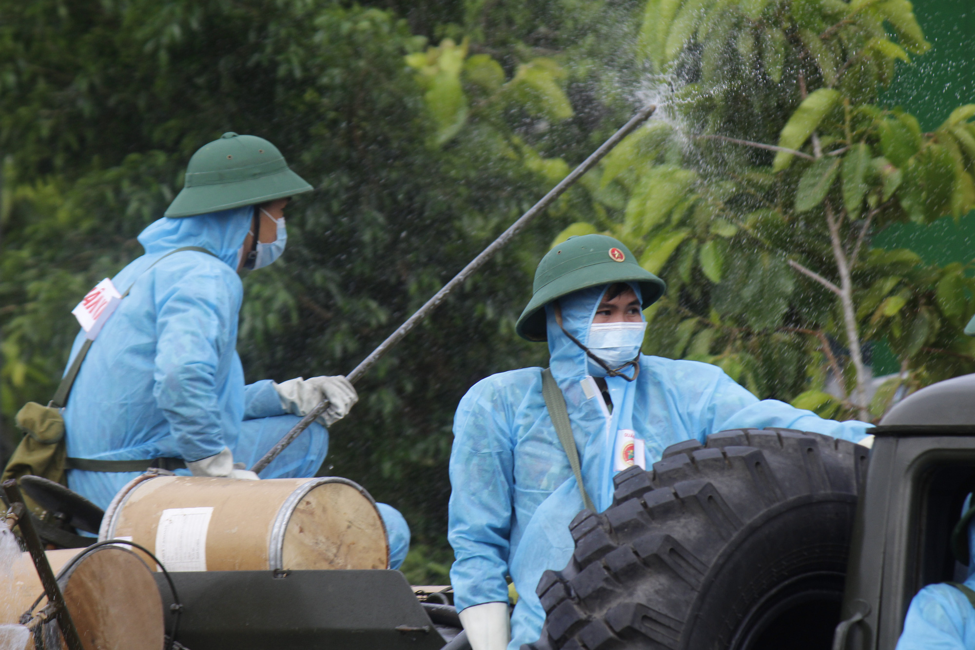 Lực lượng hóa học QK9 phun khử trùng nhiều khu vực có ca COVID-19 tại ...