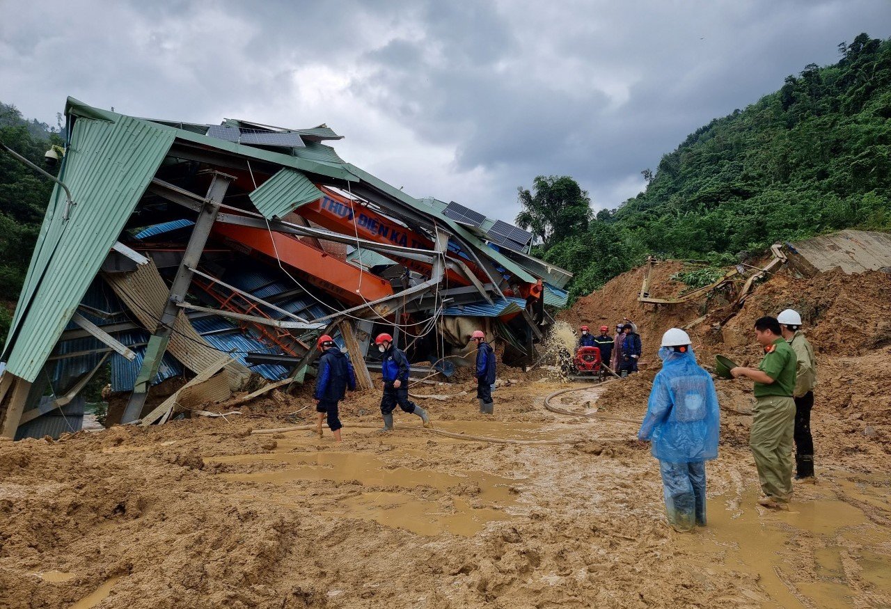 Miền Trung mưa trắng trời, khẩn cấp di dời hàng chục ngàn dân khỏi nơi nguy hiểm - Tuổi Trẻ Online