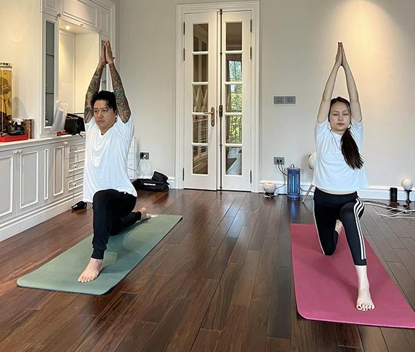 Ảnh vui sao Việt 23-11: Con gái Đông Nhi trổ tài tập yoga - Tuổi Trẻ Online