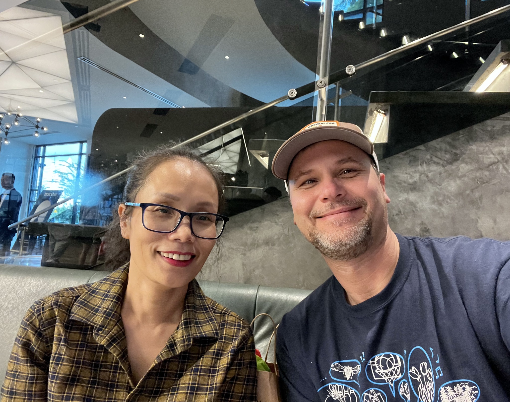 Alastair Moock uống bia, thăm thú TP trước khi hát... nhạc thiếu nhi ...