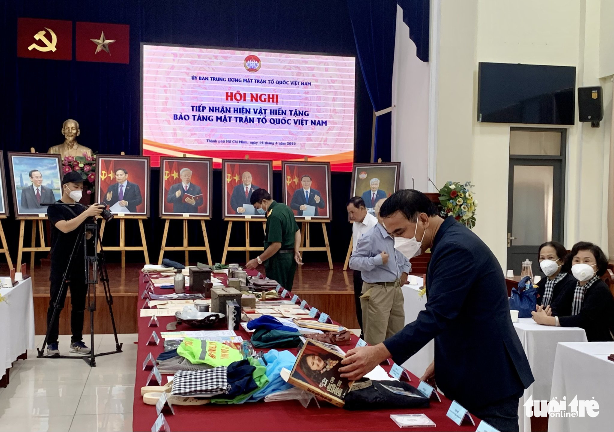 Kim Cương, Quyền Linh, Lê Sa Long... hiến tặng hiện vật, tranh cho bảo ...