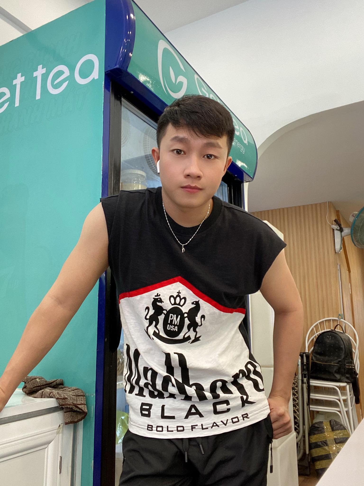 Chân dung anh chủ 9X mlem mlem của tiệm trà sữa, món ăn vặt khiến giới ...