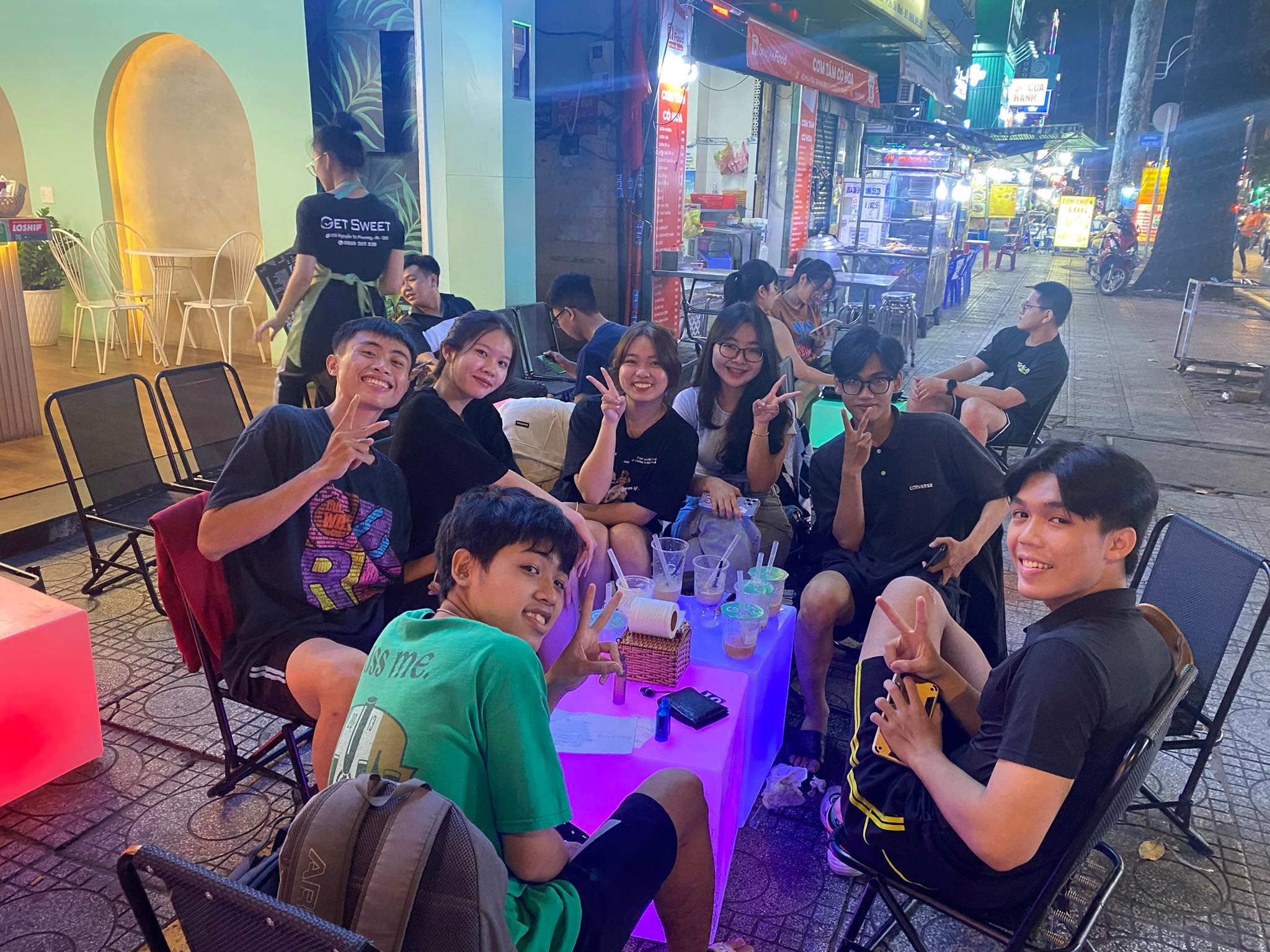 Chân dung anh chủ 9X mlem mlem của tiệm trà sữa, món ăn vặt khiến giới ...