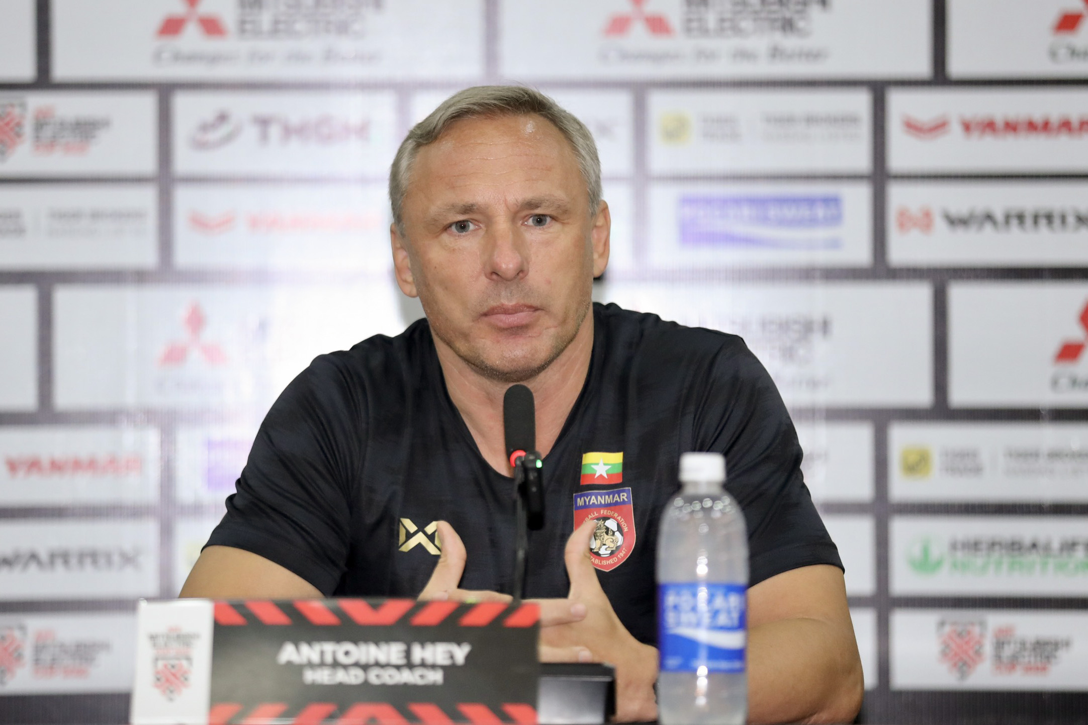 HLV Antoine Hey: 'Thủ môn tuyển Việt Nam là điều tôi luôn mơ ước ở ...