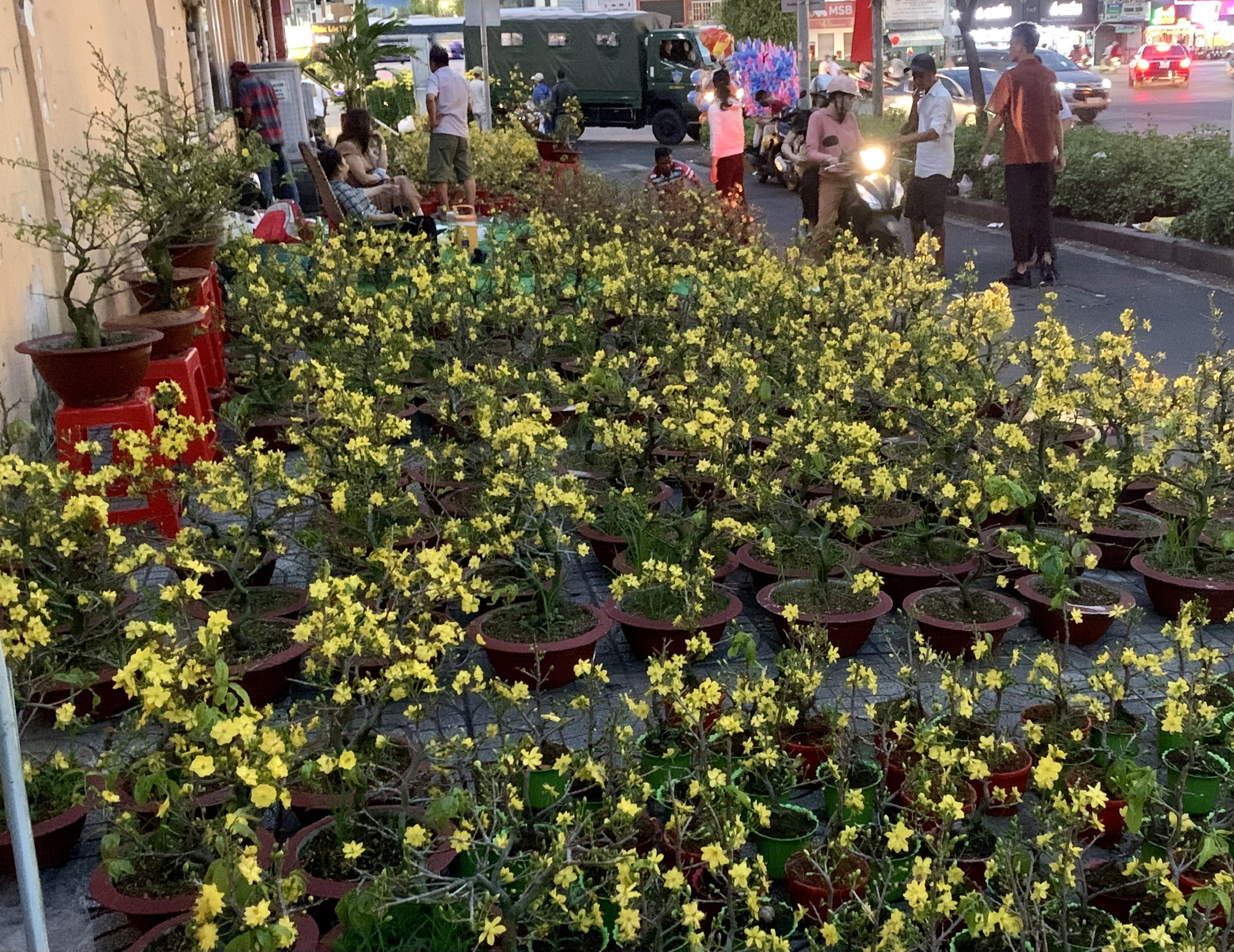 Chợ hoa Tết đóng cửa, người bán ráng 'vớt vát' cú chót - Tuổi Trẻ Online