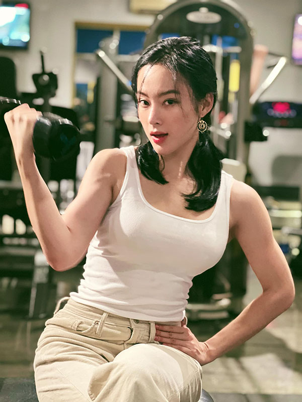 Ảnh vui sao Việt 4-1: Angela Phương Trinh khoe cơ bắp cuồn cuộn - Tuổi Trẻ Online