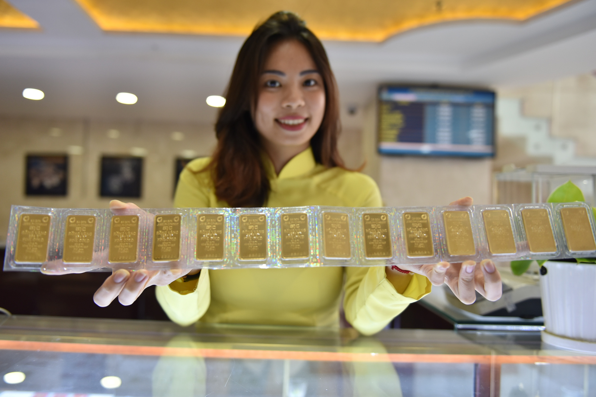 Giá vàng miếng SJC vượt 70 triệu đồng/lượng - Tuổi Trẻ Online