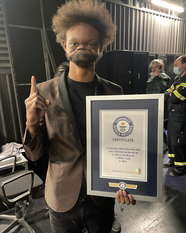 Chàng trai lập kỷ lục 'làm mặt xấu phát ớn' lâu nhất thế giới - Tuổi ...