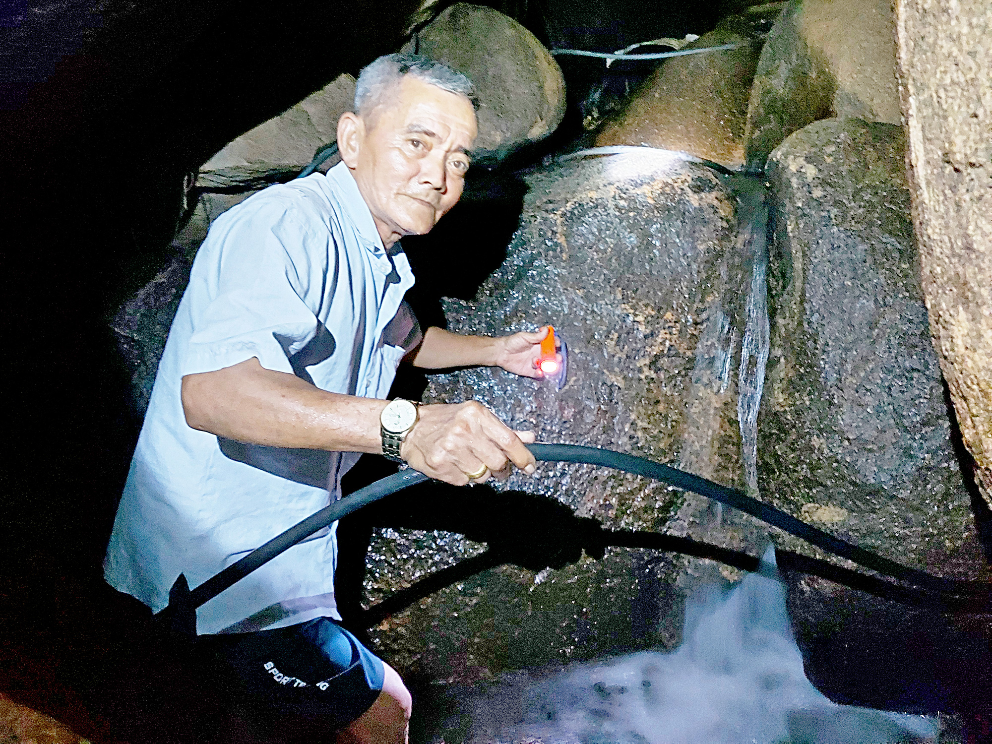 Ông Luân 30 năm leo núi, xuống hang sâu 'săn' nguồn nước cho bà con ...