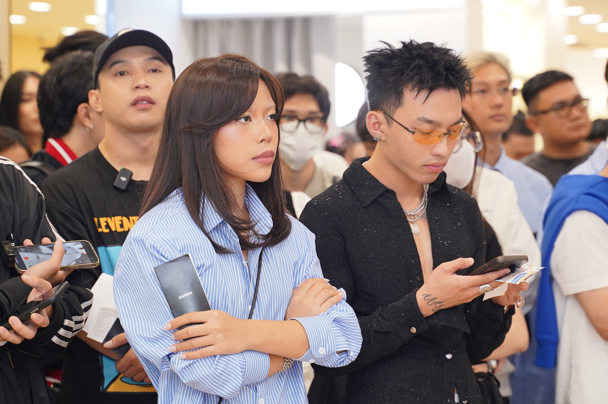 Bạn gái rapper Obito - VSTRA ‘không chân mày’ dự sự kiện - Tuổi Trẻ Online