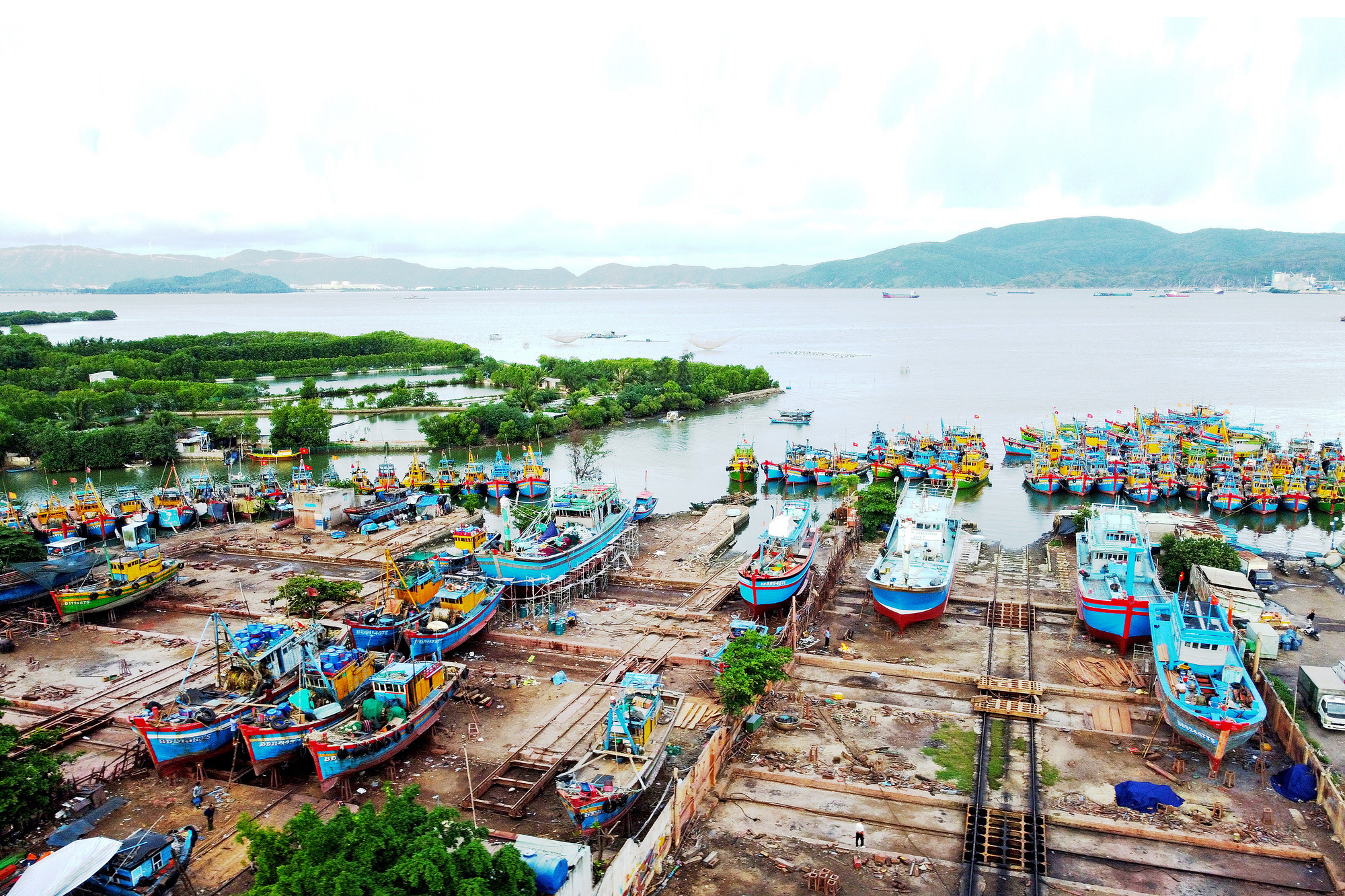 'Bắt bệnh bốc thuốc' cho tàu cá ra khơi - Tuổi Trẻ Online
