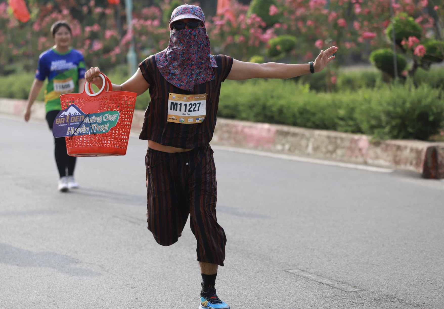 Chàng trai cosplay độc đáo gây "náo loạn" đường chạy marathon