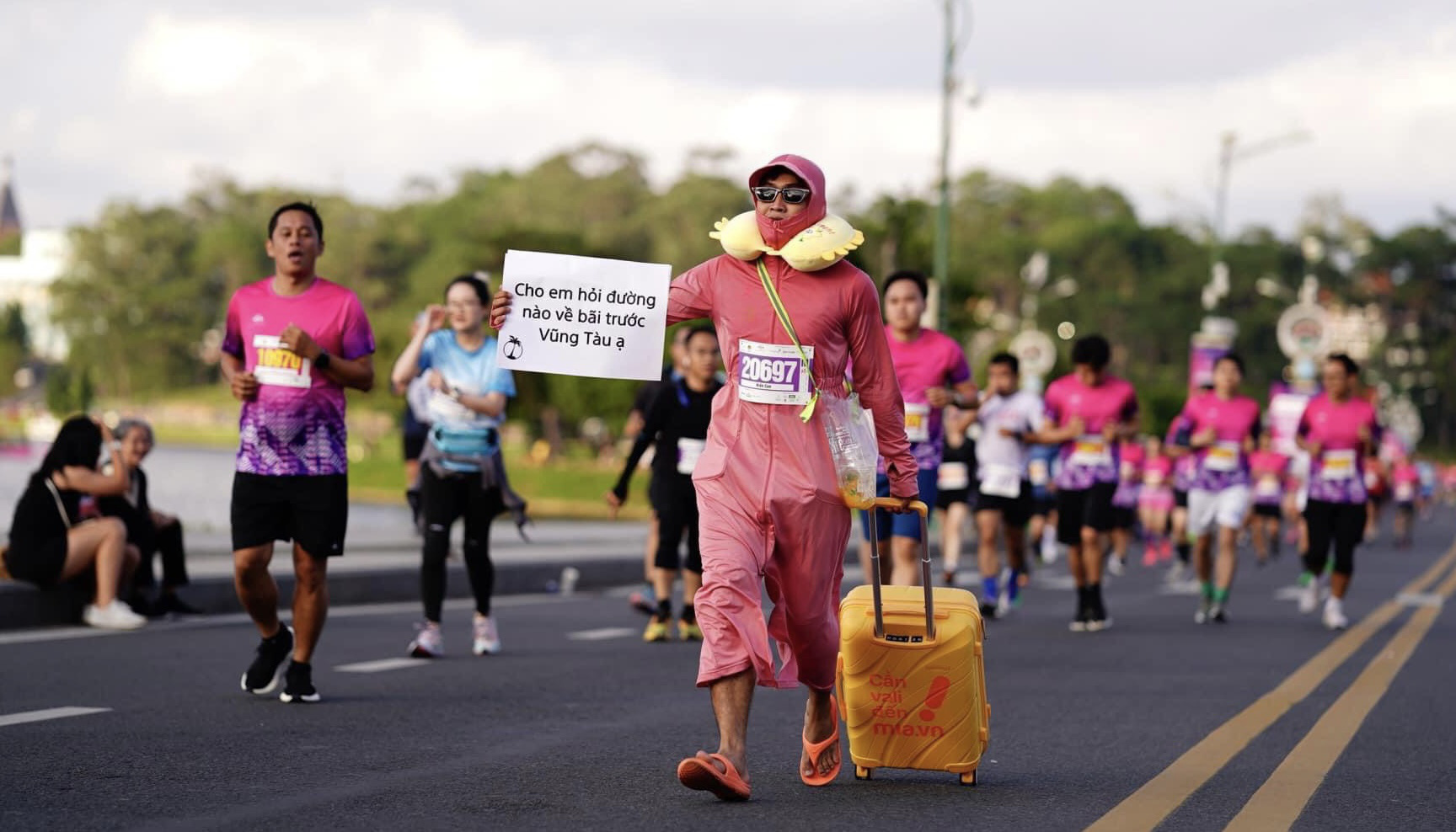 Chàng trai cosplay độc đáo gây "náo loạn" đường chạy marathon