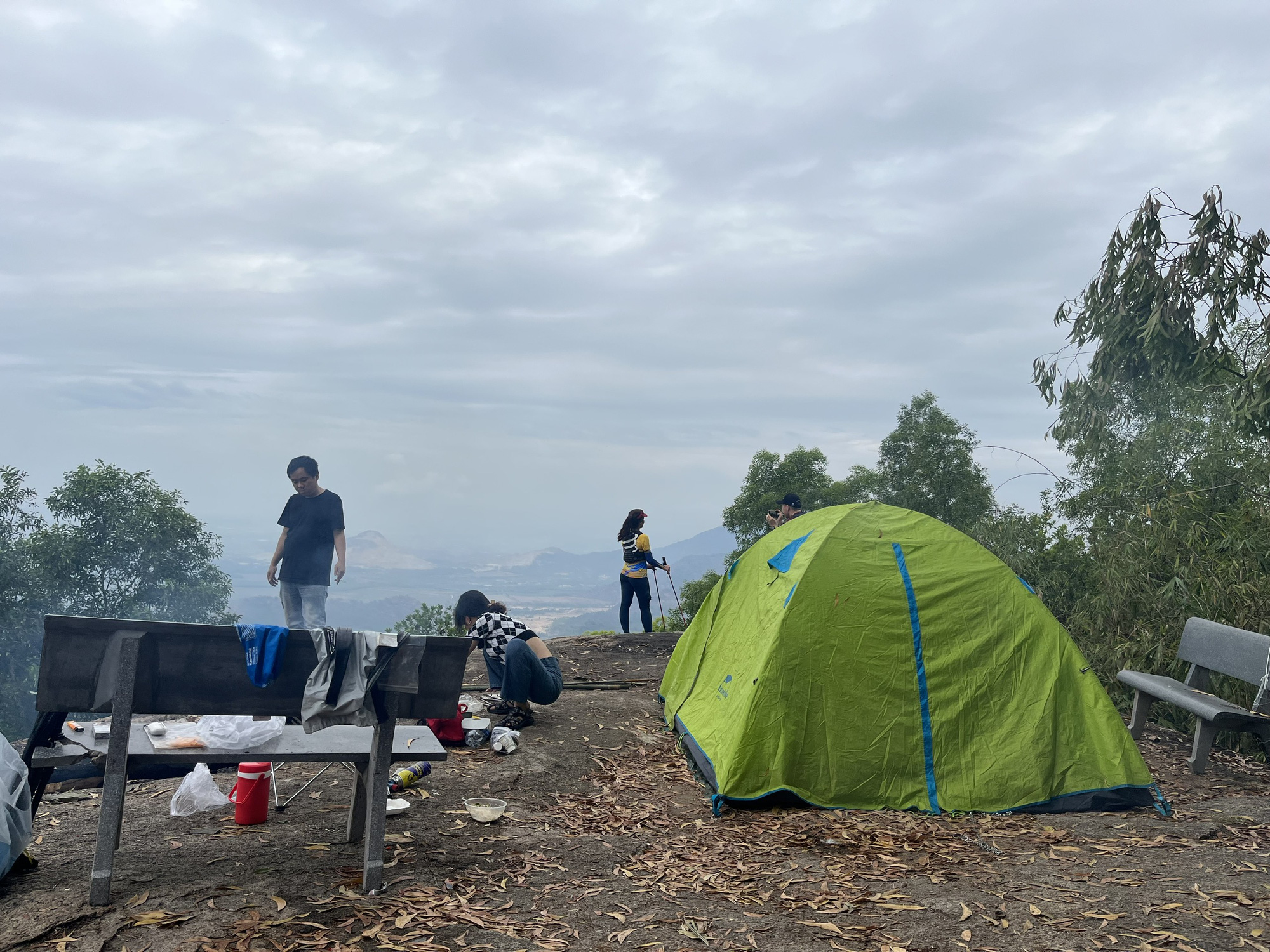 Sau những buổi cắm trại, leo núi cực chill, giới trẻ rời đi nhưng rác ...