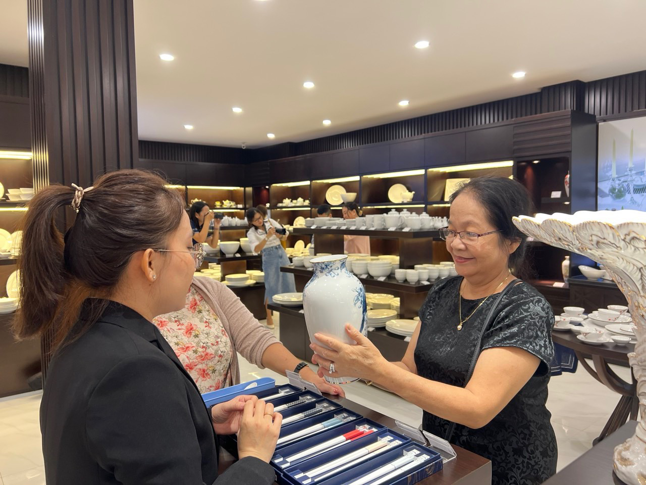 Minh Long khai trương showroom mới ở Cần Thơ - Tuổi Trẻ Online