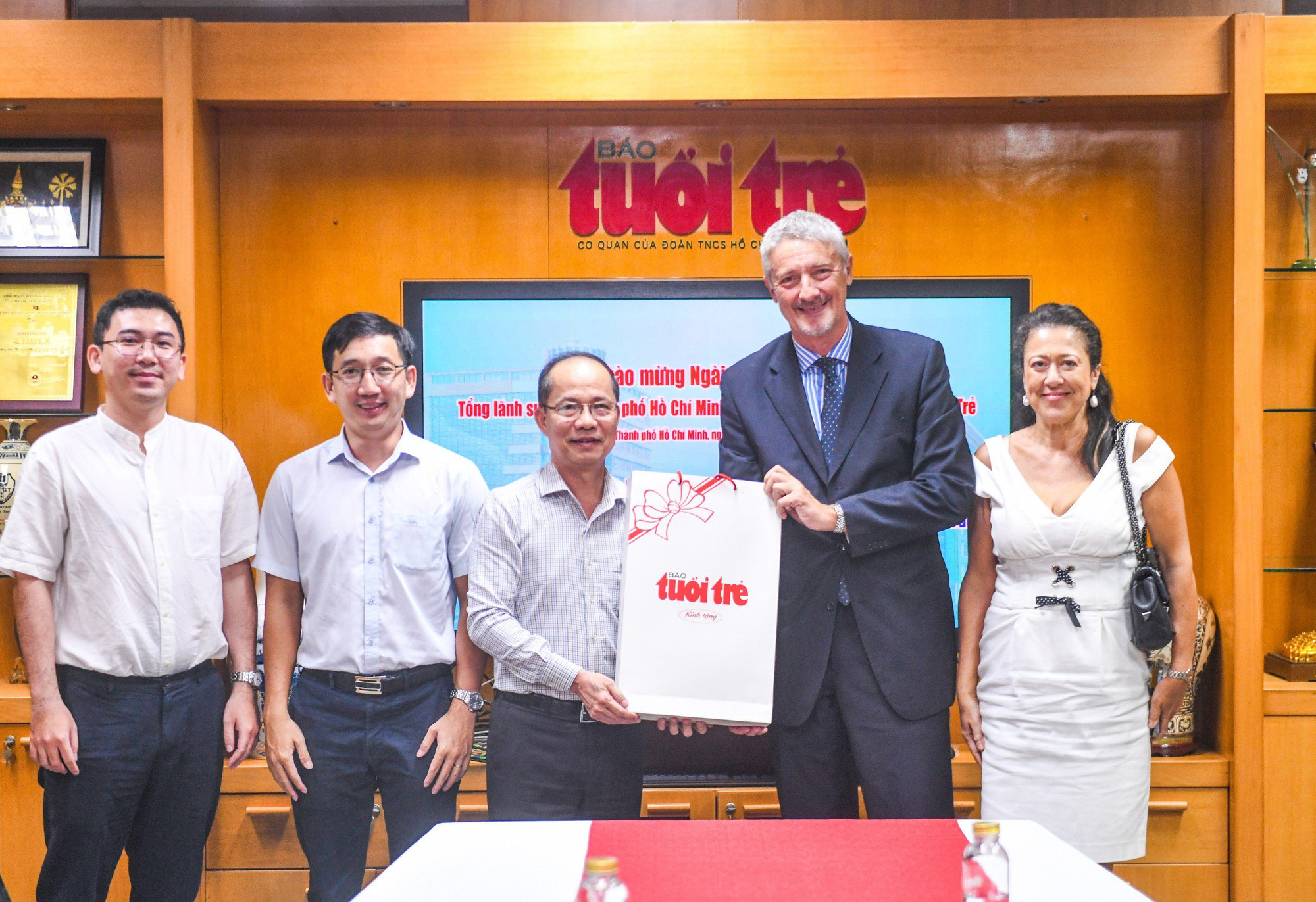 Tổng lãnh sự Ý Enrico Padula thăm báo Tuổi Trẻ - Tuổi Trẻ Online