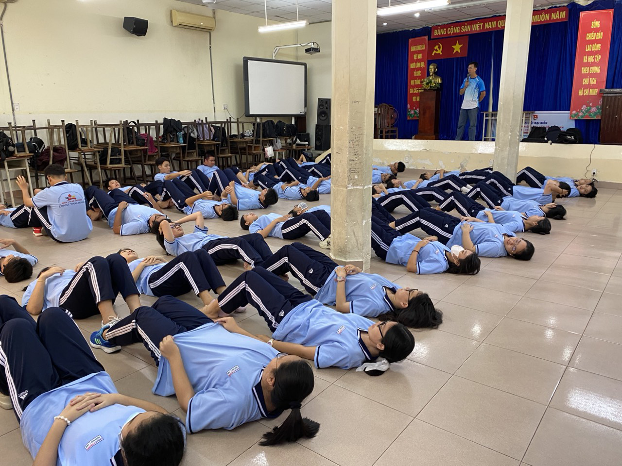 Thầy giáo THPT Ten Lơ Man cho học sinh tập tabata 4 phút, hiệu quả thật ...