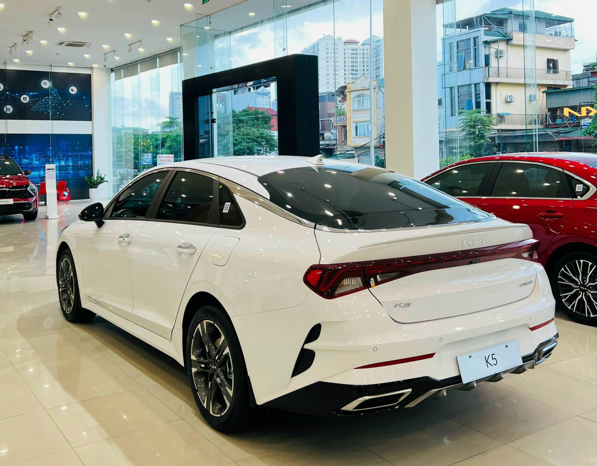 Tin tức giá xe: Kia K5 giảm kỷ lục 139 triệu đồng, rẻ ngang sedan hạng C - Tuổi Trẻ Online
