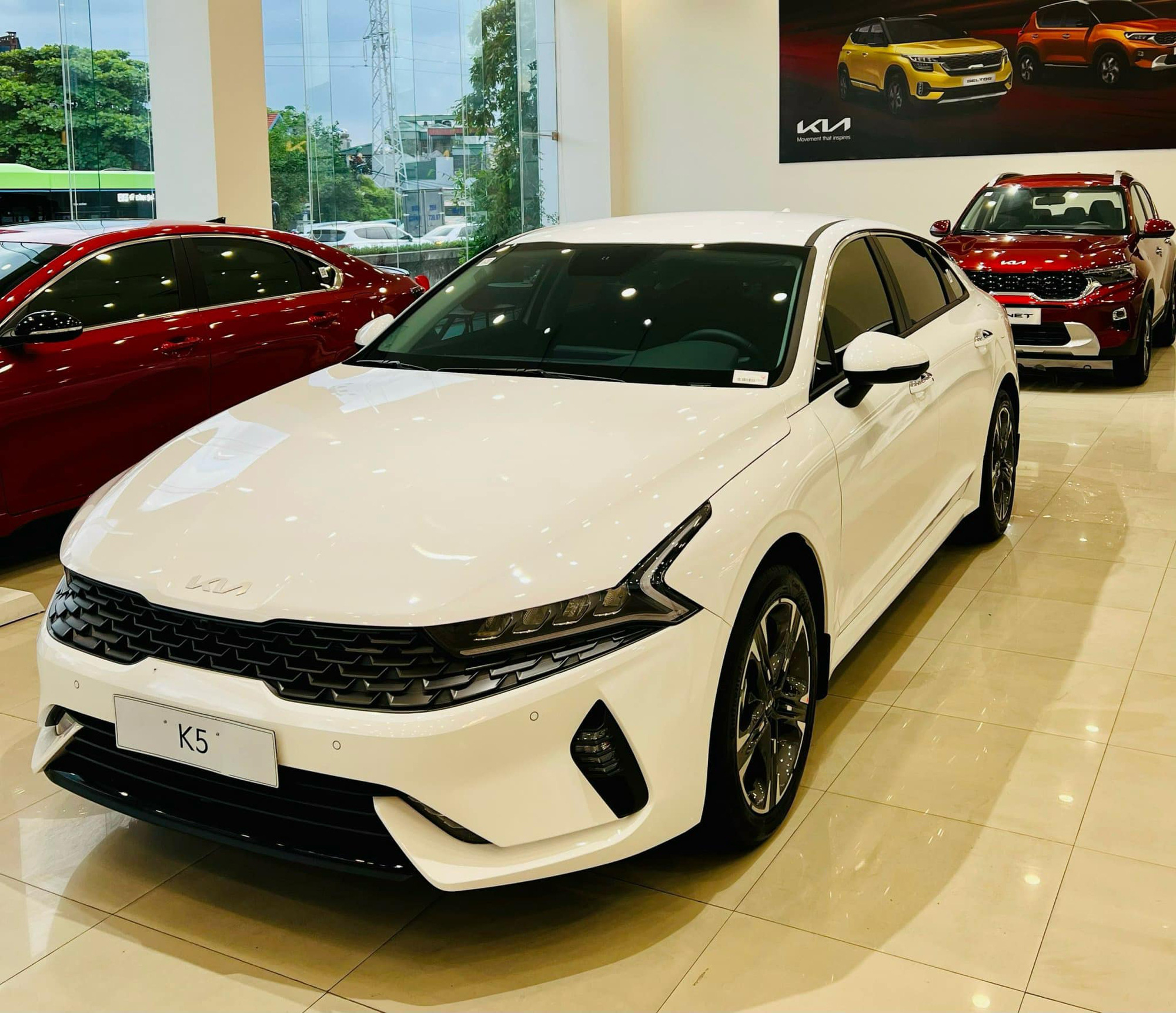 Tin tức giá xe: Kia K5 giảm kỷ lục 139 triệu đồng, rẻ ngang sedan hạng C - Tuổi Trẻ Online