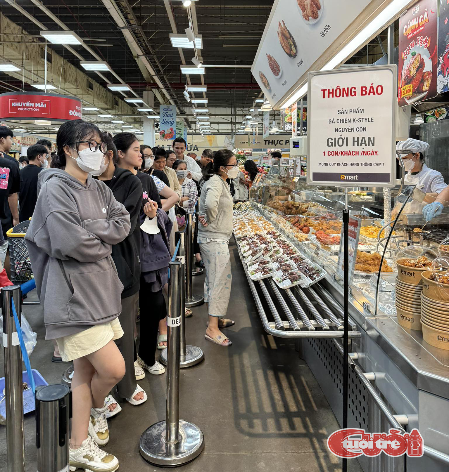 Chờ lâu 'muốn xỉu' để mua gà rán nguyên con 99.000 đồng - Tuổi Trẻ Online