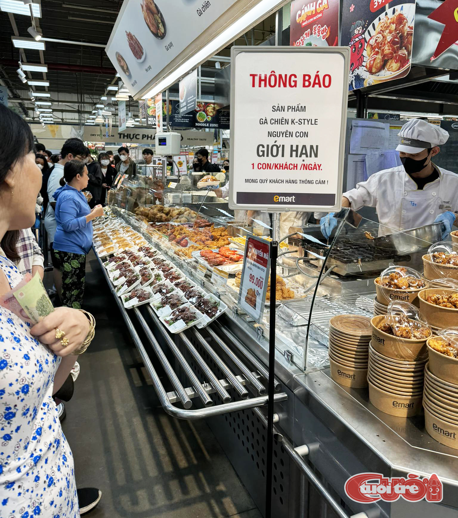 Chờ lâu 'muốn xỉu' để mua gà rán nguyên con 99.000 đồng - Tuổi Trẻ Online