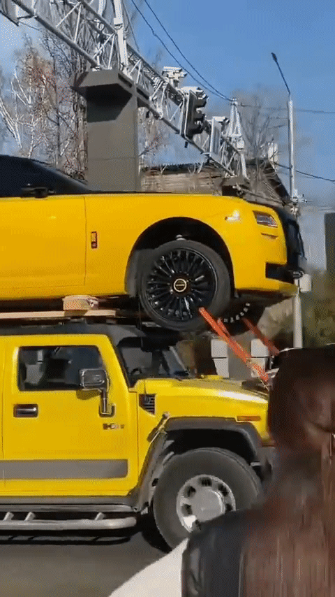 tin tức - Hummer H2 cõng Rolls-Royce Ghost dạo phố | VOZ