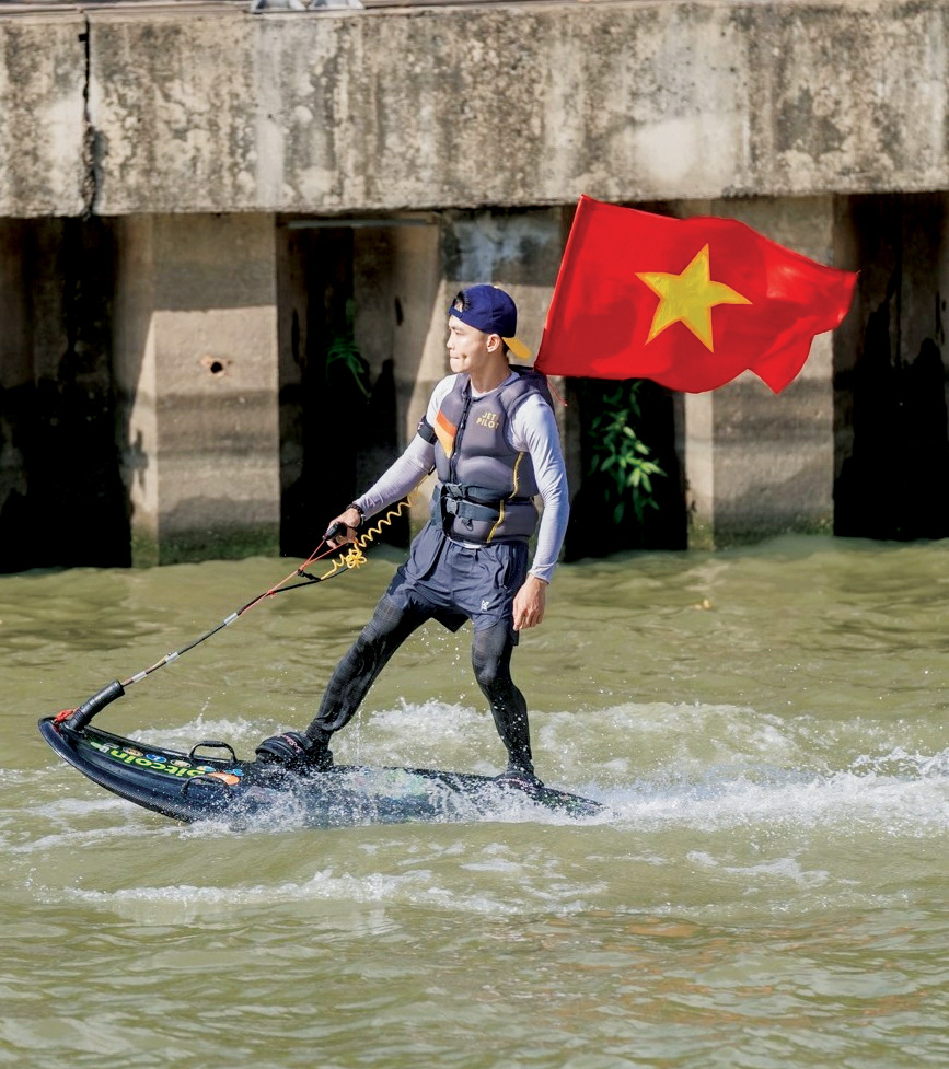 Lướt ván phản lực - môn thể thao hấp dẫn thu hút bạn trẻ