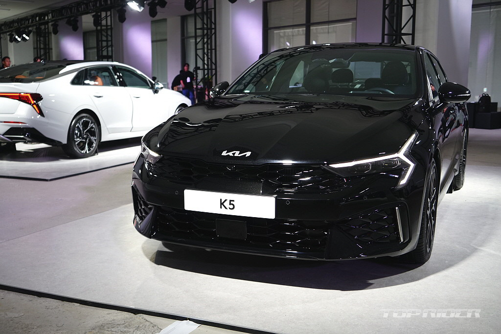 Ảnh thực tế Kia K5 2024 vừa ra mắt: Sedan Hàn đấu Toyota Camry - Tuổi Trẻ Online