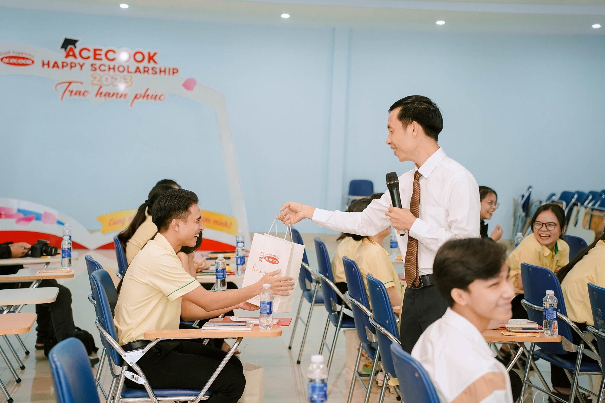 Acecook Happy Scholarship 2023: Hành trình trao hạnh phúc - Tuổi Trẻ Online