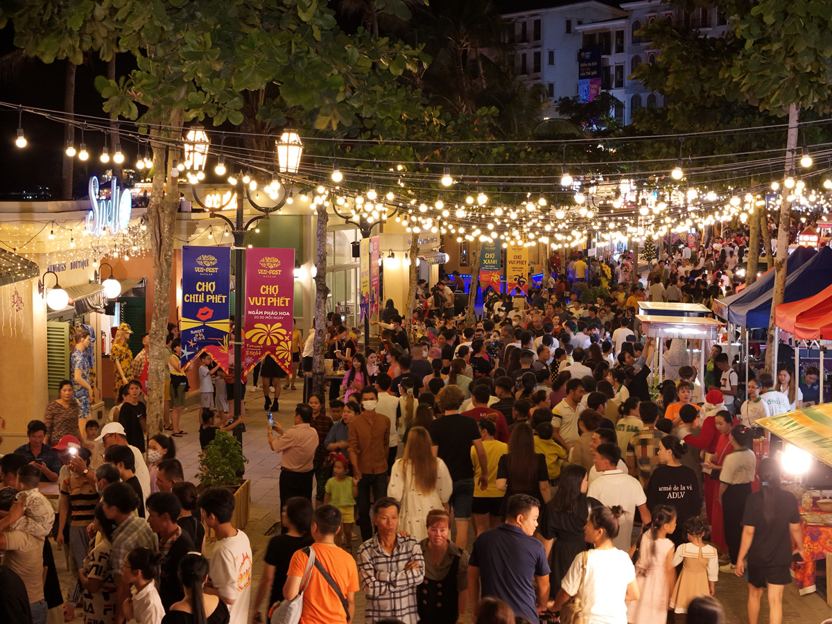 Du khách đổ về chợ đêm Vui Phết tại Phú Quốc - Tuổi Trẻ Online