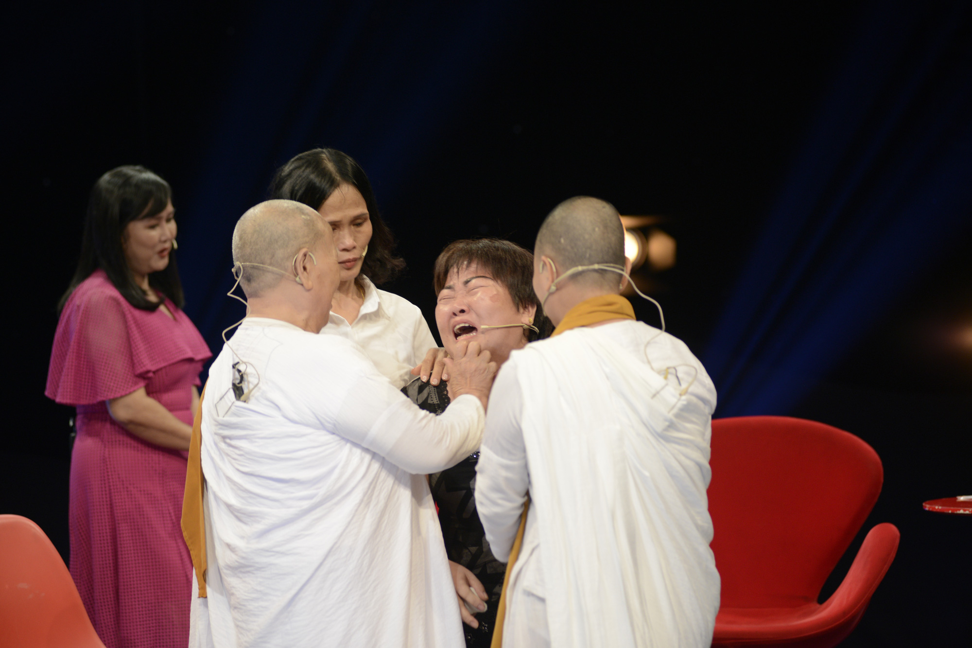 Như chưa hề có cuộc chia ly: Thương ơi là thương cô bé lạc mẹ mơ đi học ...