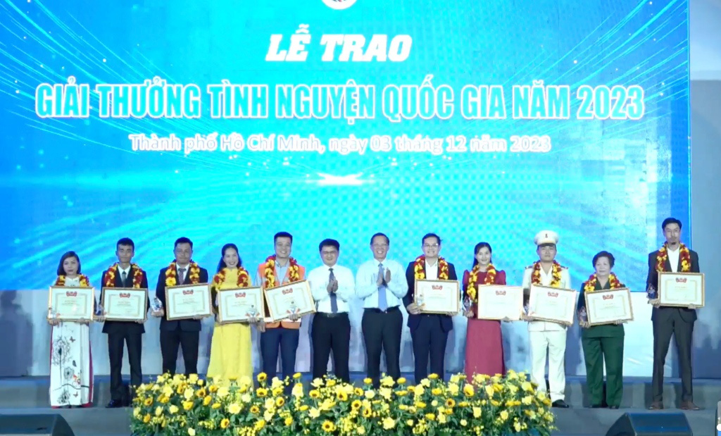 Được vinh danh Tình nguyện quốc gia, Đen Vâu tiết lộ lý do làm từ thiện ...