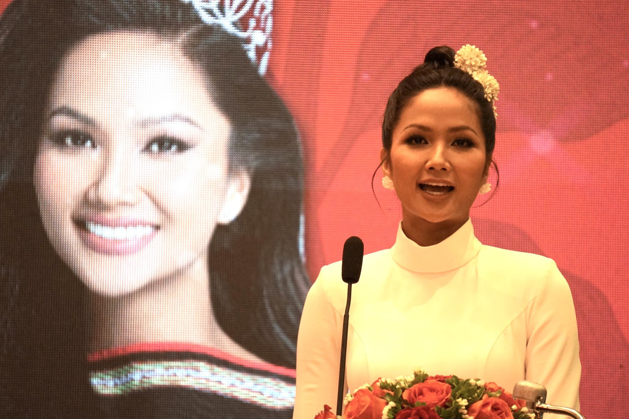 H'Hen Niê hóa thân thành bông cà phê trắng ở Hà Nội - Tuổi Trẻ Online