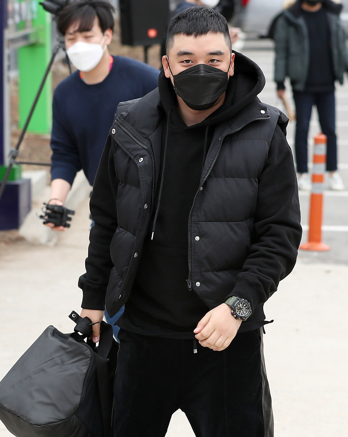 Seungri cùng bạn gái du lịch sang chảnh, vui chơi club khi vừa hết án ...