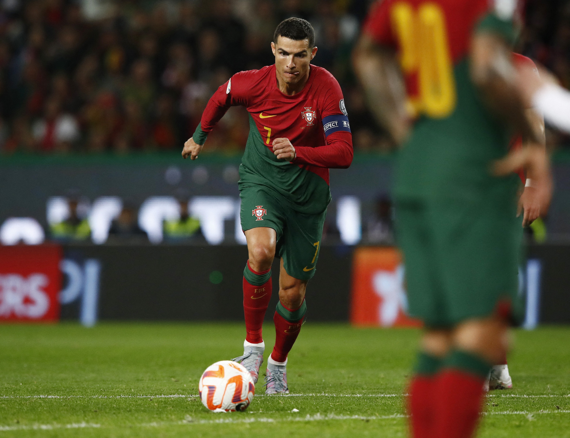 Ronaldo ghi 2 bàn trong ngày lập siêu kỷ lục - Tuổi Trẻ Online