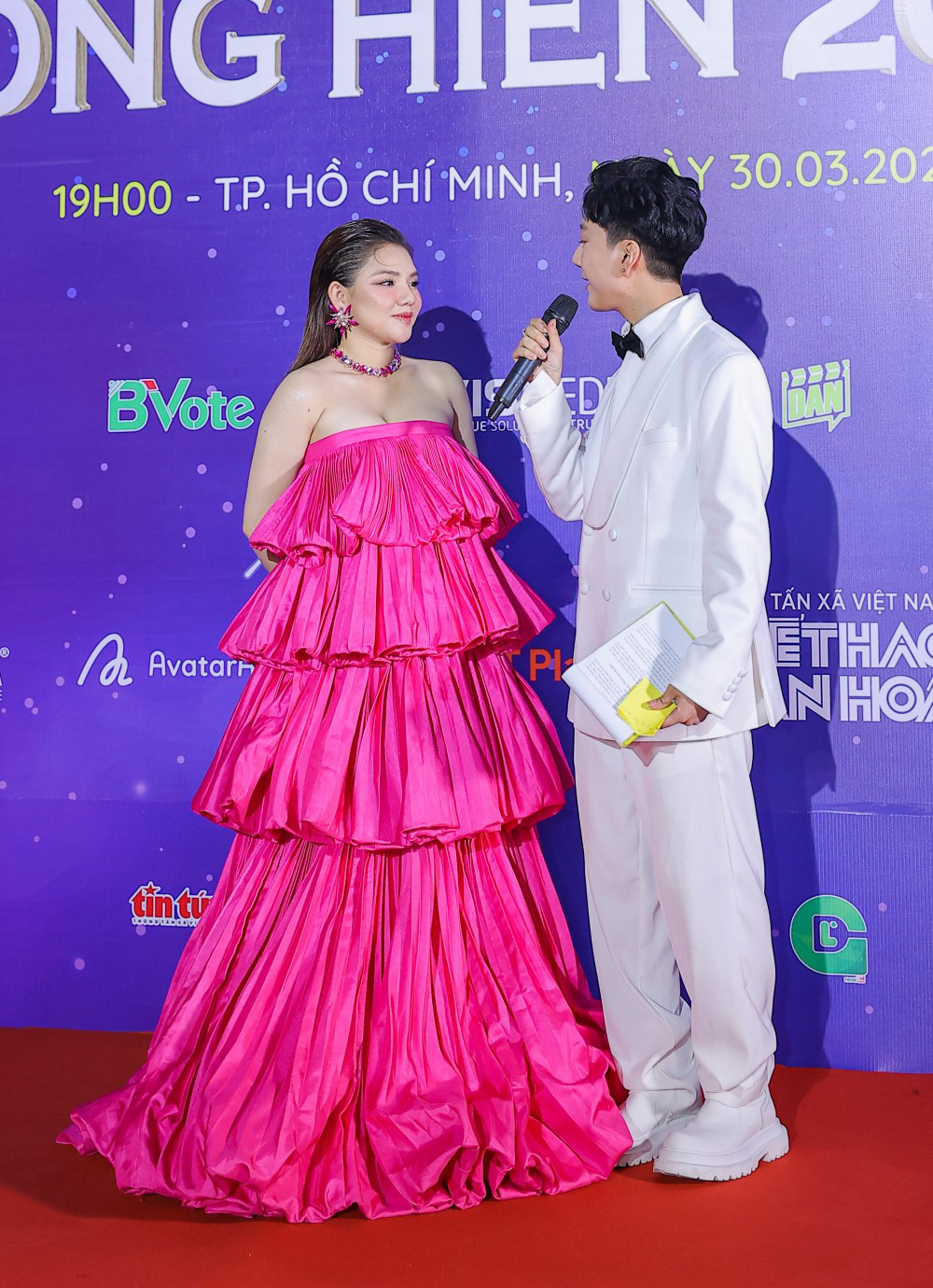 'Lady Mây' Myra Trần trổ tài hát nốt cao vút trên thảm đỏ Cống hiến ...