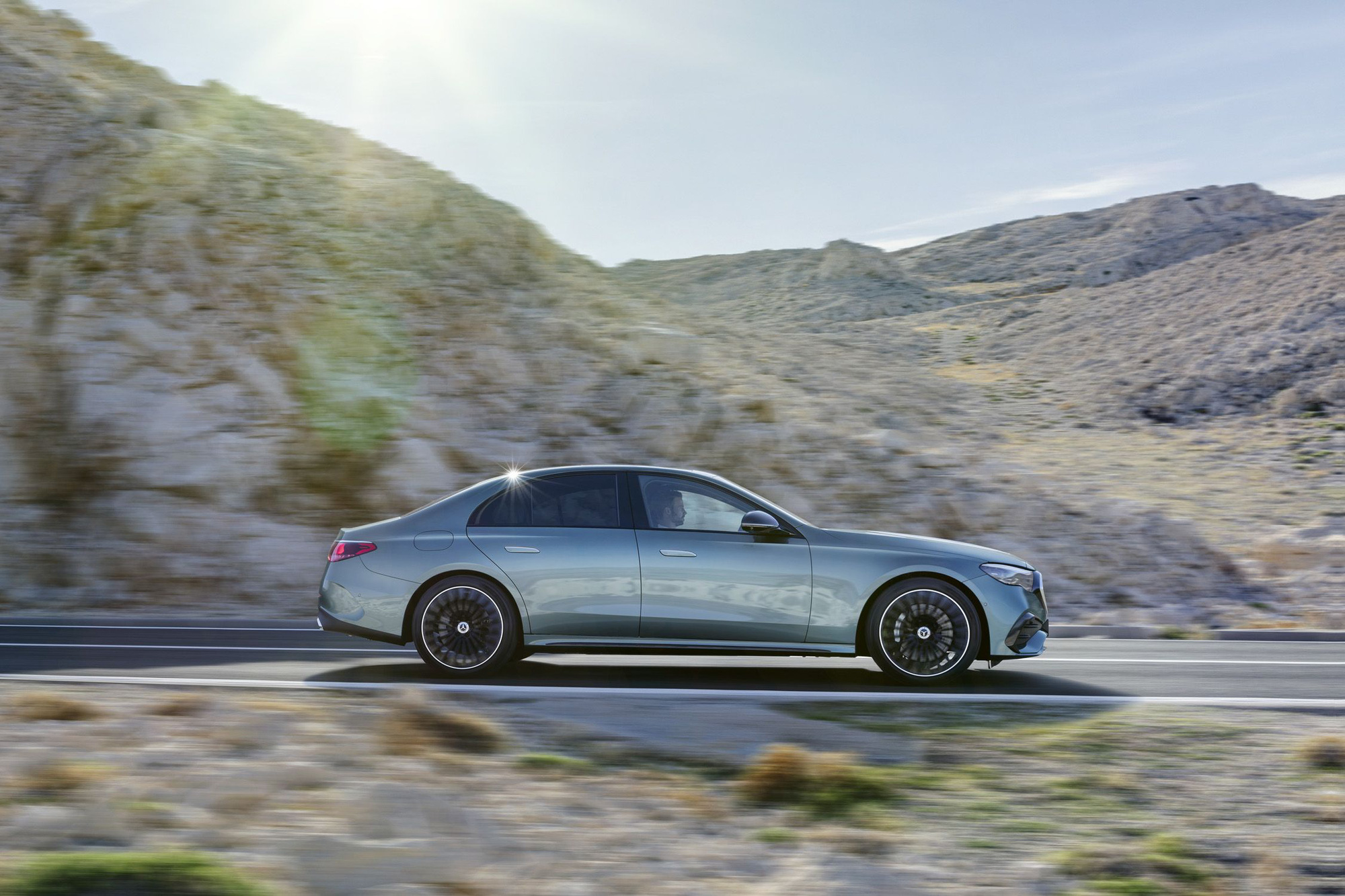 Mercedes-Benz E-Class 2024 ra mắt: Như xe điện, tràn ngập công nghệ ...