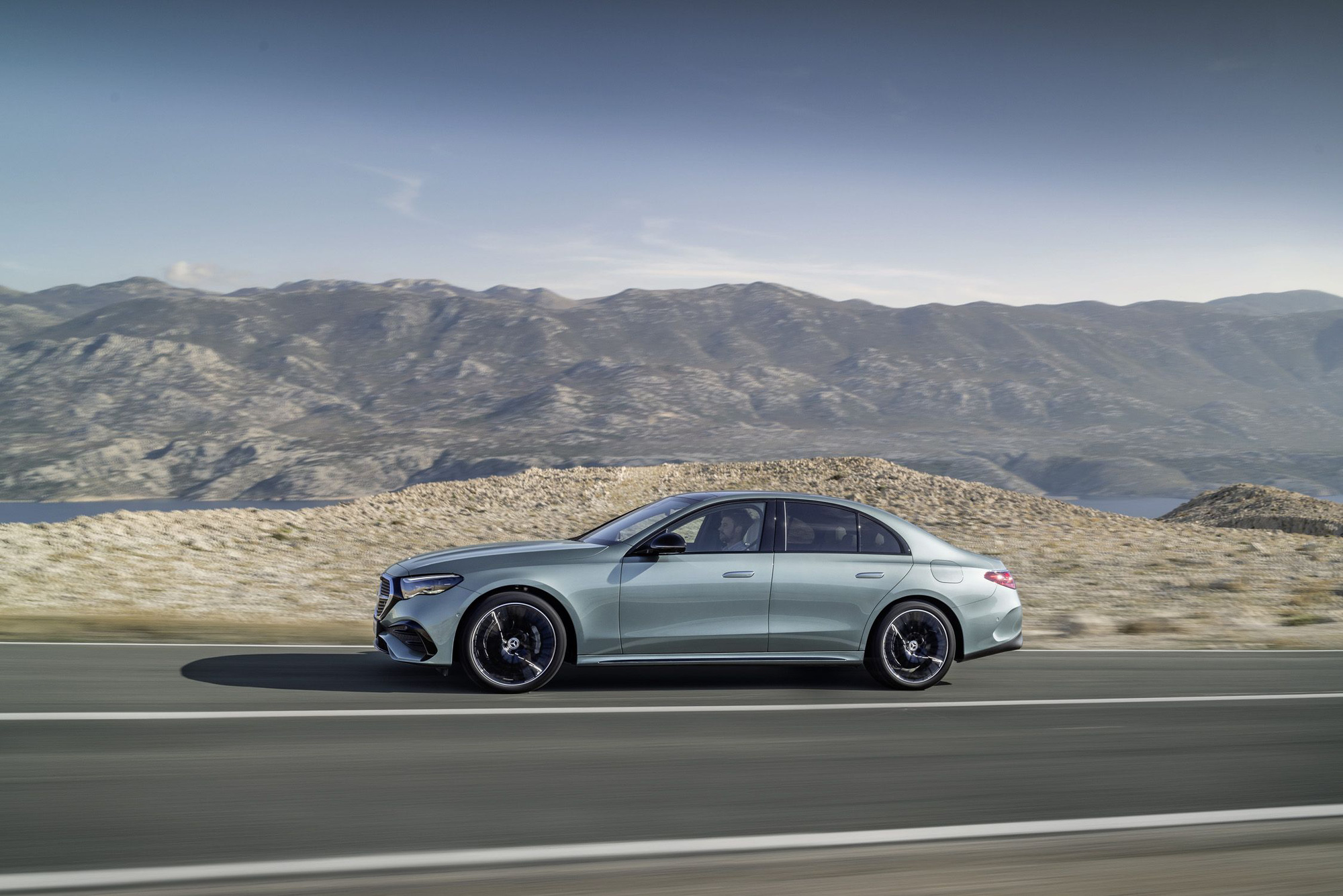 Mercedes-Benz E-Class 2024 ra mắt: Như xe điện, tràn ngập công nghệ ...