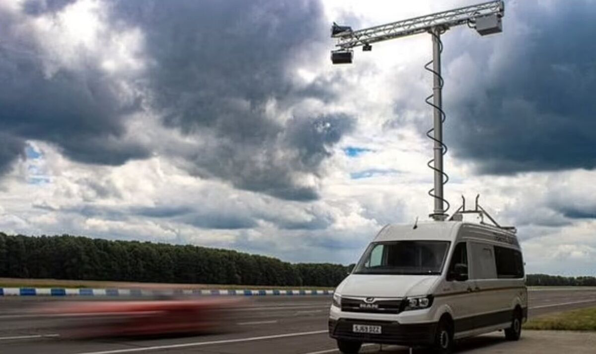 Xe gắn camera ghi hình tài xế dùng điện thoại khi lái xe - Tuổi Trẻ Online