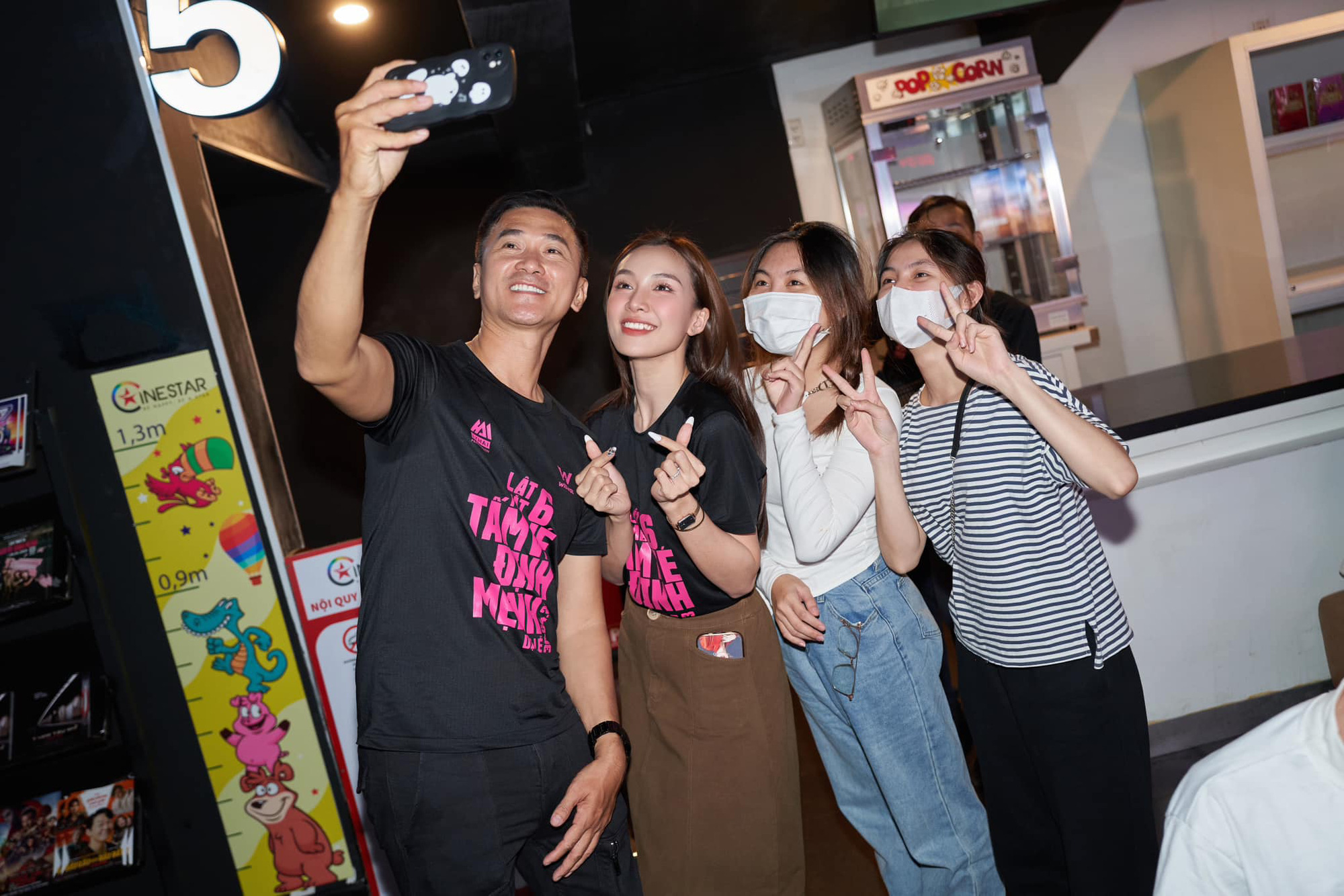 Tú Tri đóng cảnh tình cảm với bạn diễn nam hơn 30 tuổi trong 'Lật mặt 6 ...