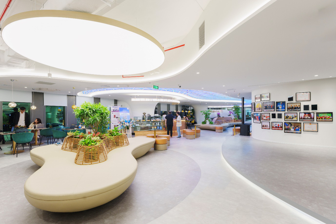 Prudential khai trương văn phòng mới tại quận 7 - Tuổi Trẻ Online