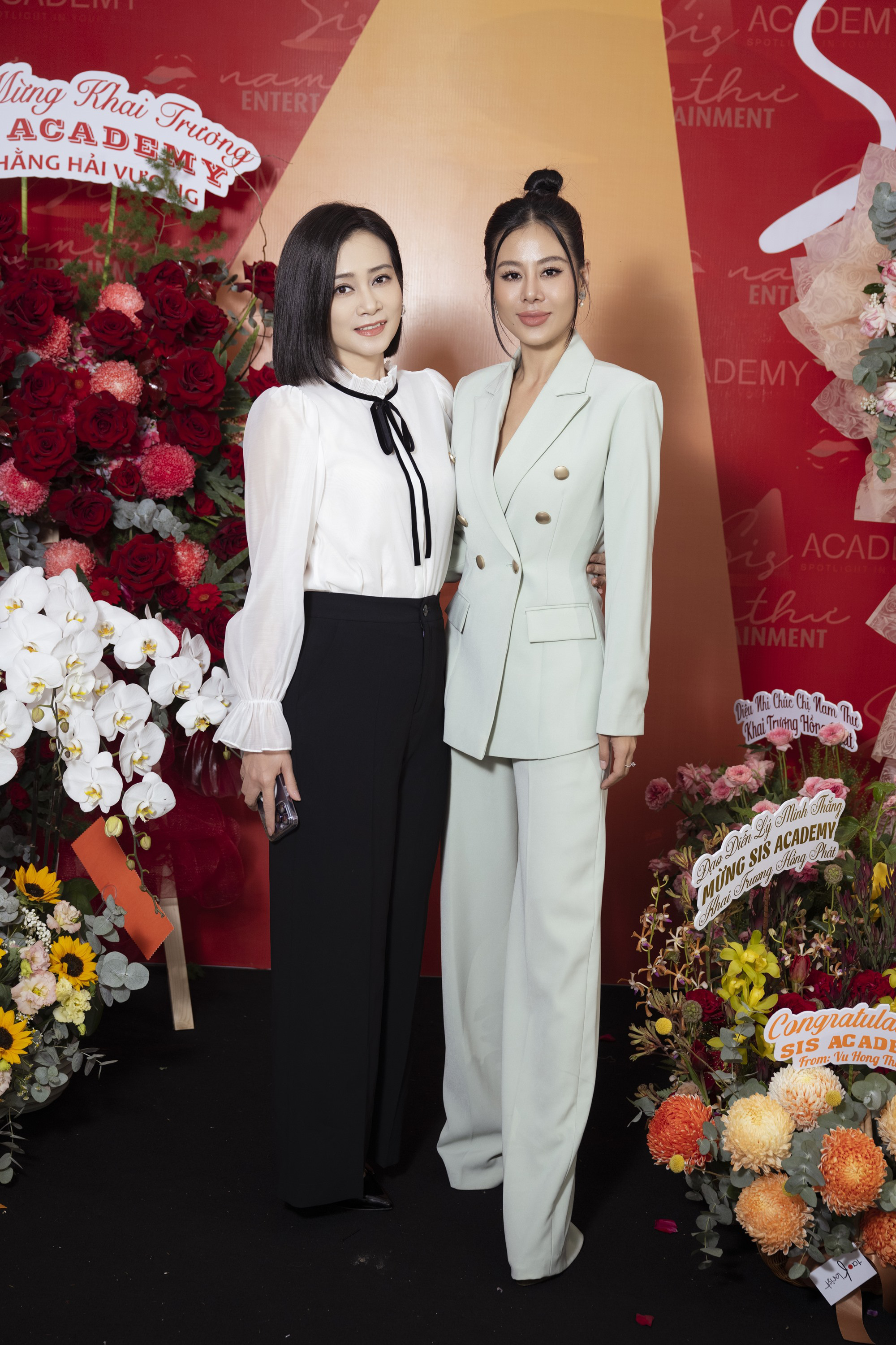 Cả showbiz Việt quy tụ mừng Nam Thư khai trương học viện dạy diễn xuất ...