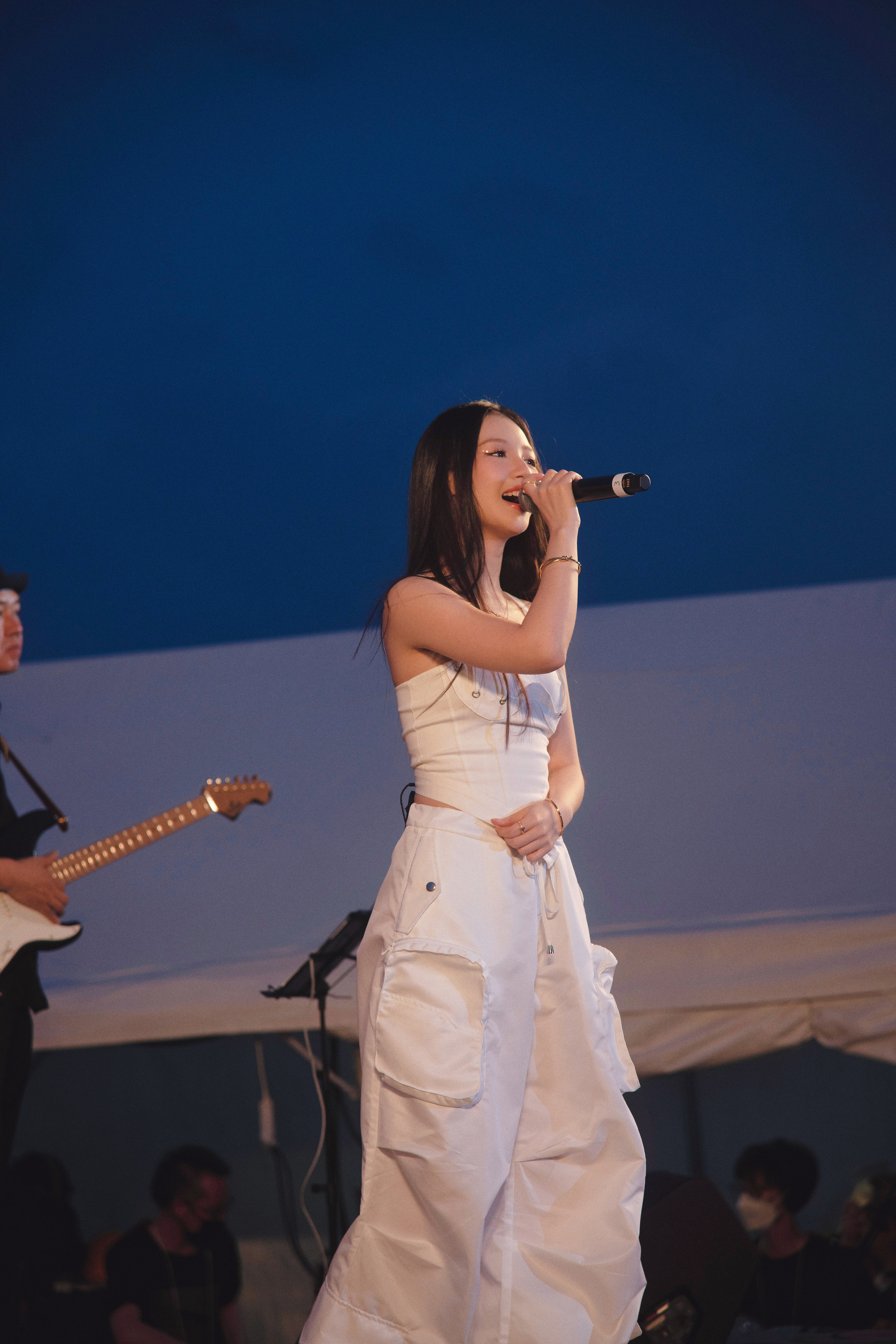 Amee và Grey D được khán giả Nhật tặng quà và thư tay