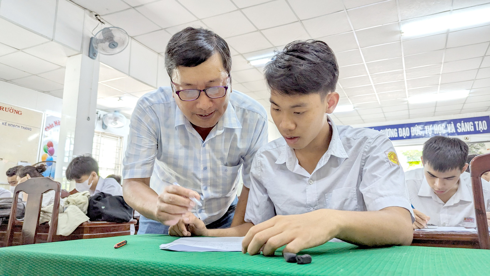 Lớp học yêu thương của thầy hiệu trưởng - Tuổi Trẻ Online
