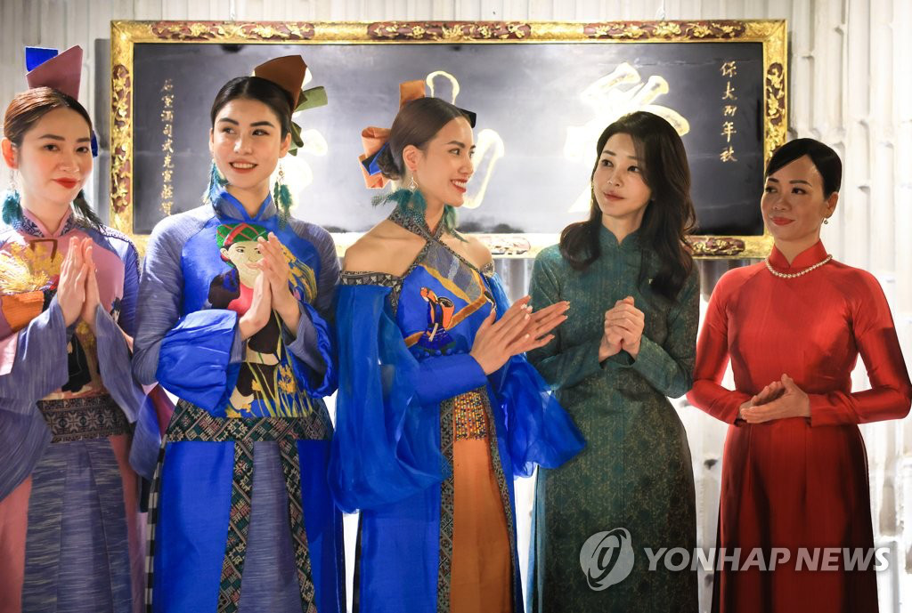 Phu nhân Tổng thống Hàn Quốc mặc áo dài, thưởng trà cùng phu nhân Chủ ...