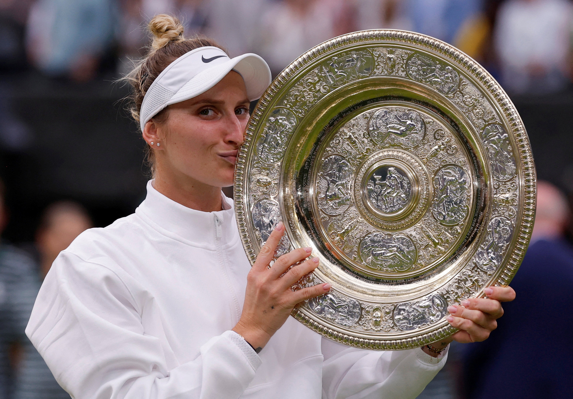 Vondrousova sẽ 'đi uống bia và xăm mình' sau khi vô địch Wimbledon 2023 ...